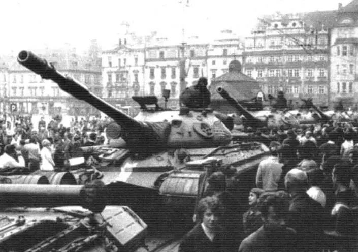 Т-10М танклары Чехословакиядә.