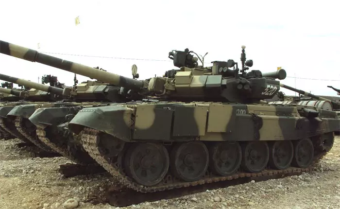 રશિયાની મુખ્ય યુદ્ધ ટાંકી ટી -90 છે.