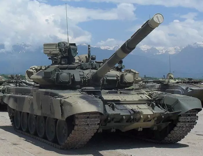 Tangki perang utama Rusia nyaéta T-90.