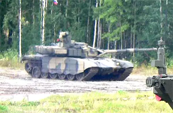 La ĉefa benzinujo de batalo de Rusio - T-90.
