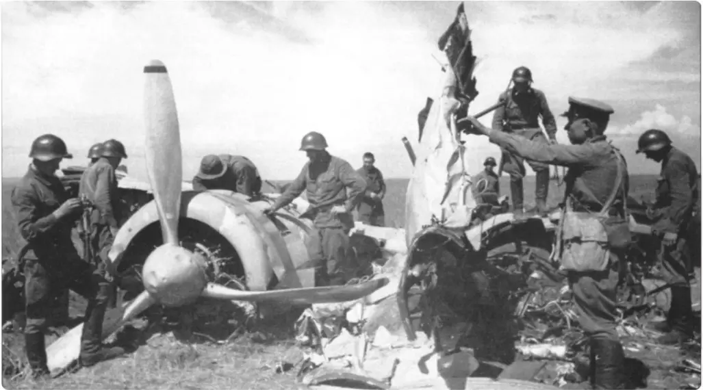 Red Army Team inspekterar en knackad KI-27