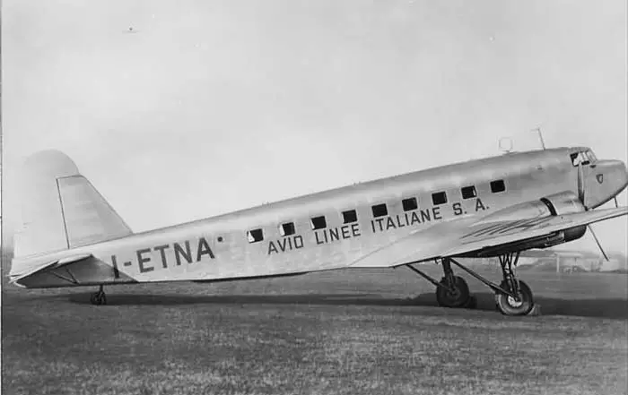 Pesawat penumpang mesin kembar Fiat G.18. Italia