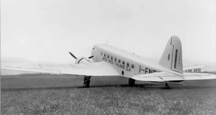 Aeronaves de pasaxeiros de dúas portas Fiat G.18. Italia