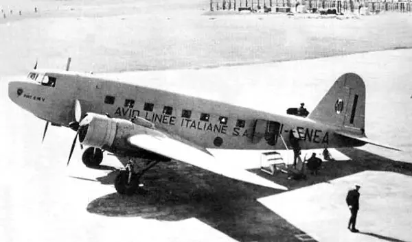 Zwei-Tür-Passagierflugzeug Fiat G.18. Italien