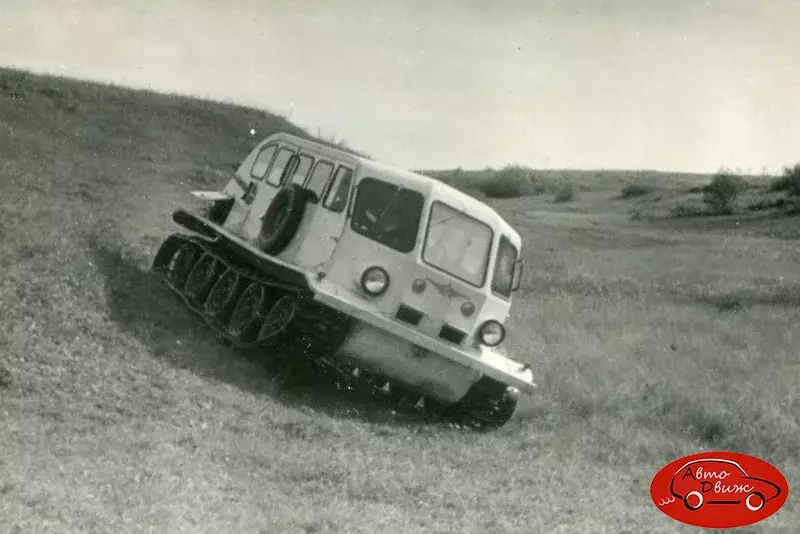 Unbekende Sovjet "ambulânse" op 'e rôfdieren. Sneeuwscooter T-56