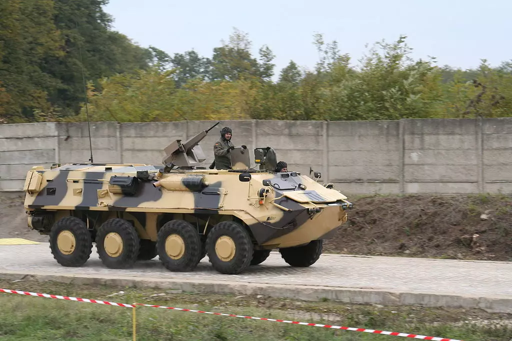 Nakasinati mga armadong kawani sa Armored Personnel saur-1 ug Saur-2. Romania