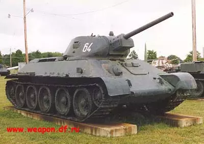 1941 Ni igbekun ni iṣan. T-34-76 lodi si ojò Jamani - Duesel lodi si petirolu