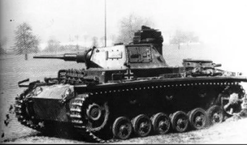 1941 Ni igbekun ni iṣan. T-34-76 lodi si ojò Jamani - Duesel lodi si petirolu