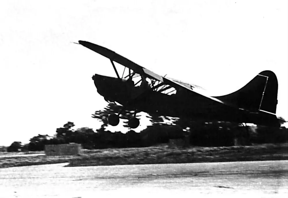 Aviation sa mundo ng alternatibong France (MFG). Mga dayuhan: Stinson 105 Voyager.