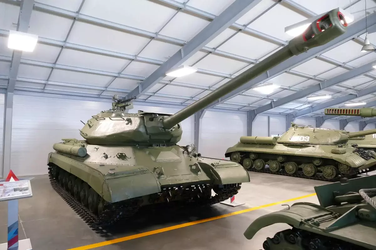 Serial sovet tanklarının ən ağırsı olan 4 m)