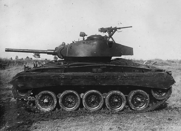 Une autre différence significative était la tour à trois hommes. Pour la première fois, les ingénieurs américains ont fabriqué une tourelle à trois hommes pour le char léger (moyen) M7.