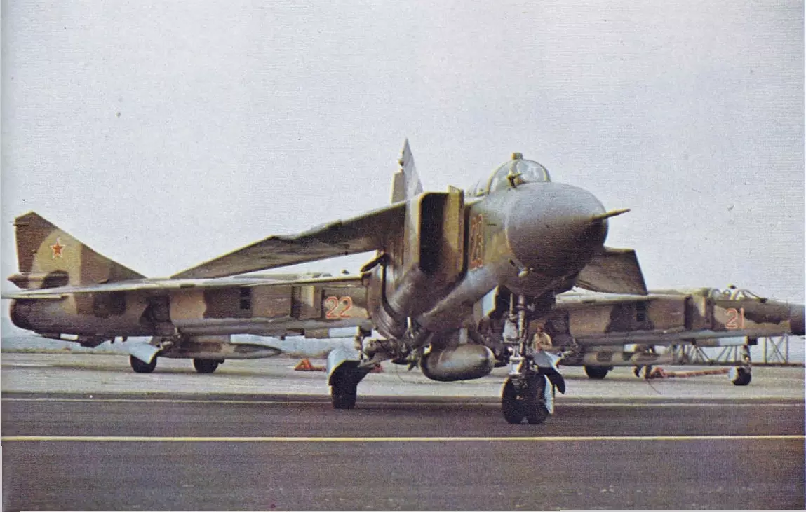 زار المقاتلون MIG-23 Reims ... ست طائرات روسية على الأرض وفي السماء السحابية!