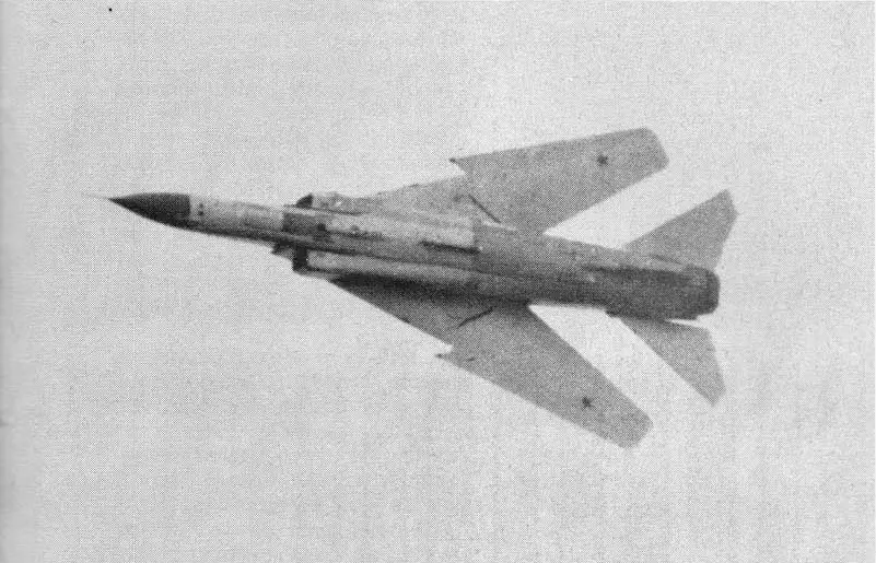 prolaz lovca MiG-23 sa konzolama postavljenim pod maksimalnim uglom zamaha od 72 °