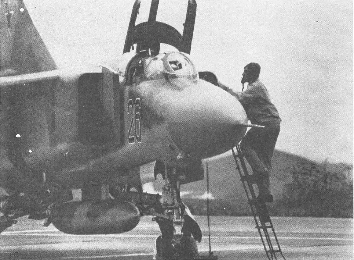 MIG-23-taistelijat vierailivat Reims ... Kuusi venäläistä lentokoneita maan päällä ja pilvi taivas! 35874_13
