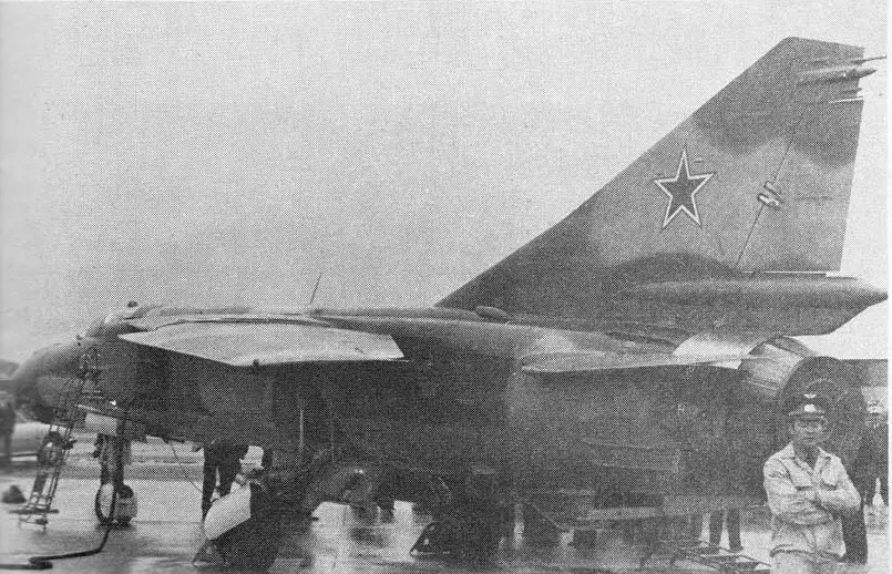 MiG-23 hävitaja ja valvas lennukitehnik