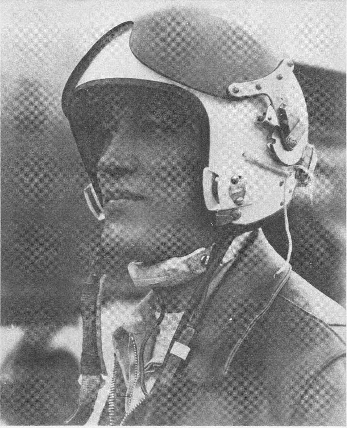 Trong số các phi công Liên Xô có Simpaty. Các mũ bảo hiểm chuyến bay của các phi công Liên Xô không quá hoàn hảo, như ở phương Tây, và thật tò mò là quan sát rằng các thanh quản vẫn được sử dụng trên máy bay Nga ...