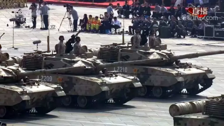 Tanks "Type 15" by de Parade 1 oktober 2019. Masines hawwe in "ferlitten" en dragen oan 'e tuorren yn' e embleem - stileare ôfbylding fan 'e holle fan' e leopard globalscurg.org