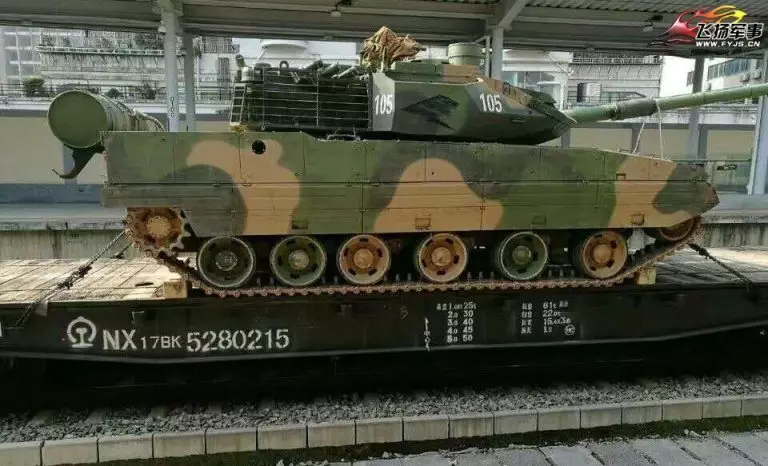 Tank "tip 15" na železniški ploščadi. Stroj nam je že seznanjen z emblemom (Leopard's Head), vendar naslikan v gozdu kafudinscale.wordpress.com