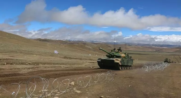 Xinjiang Uygur автономиялық аймағындағы жаттығуларға «15 тип» танктерінде GlobalTime.cn