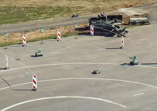 टँक ड्रोन आणि एक्सोस्केलेटन: रशियन सैन्यात लढाऊ रोबोट्सच्या कंपन्या कशा तयार होतील