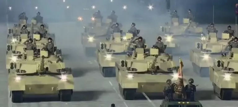 Κορνίζες μιας στρατιωτικής παρέλασης στο Pyongyang. Πηγή εικόνας: YouTube.com