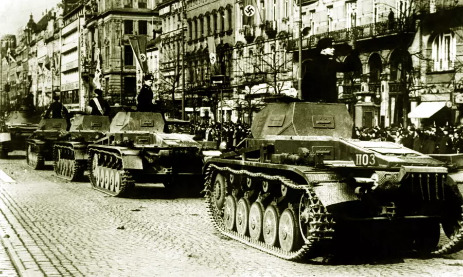 Mae colofn o danciau Almaeneg yn mynd trwy Prague. Ym 1938, y Pz.Kpfw. II a ffurfiodd sylfaen parc Panzerwaffe.