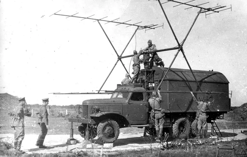 Radar állomás P-10 a telepítési folyamatban