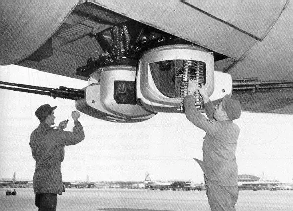 Egy pár visszahúzható távirányított targoncát a Belly B-36d alatt