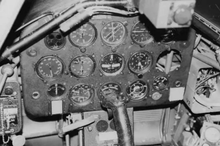 Cockpit J-22.