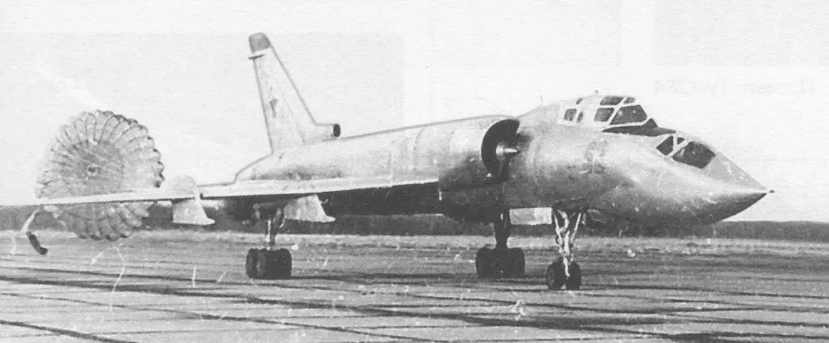 Serial Tu-128UT landet mit einem Bremsfallschirm
