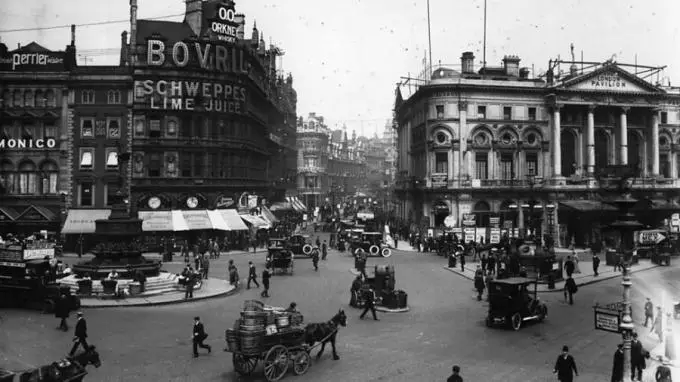 Underholdende England. 1885-1939: Britiske annoncører erobrer himlen