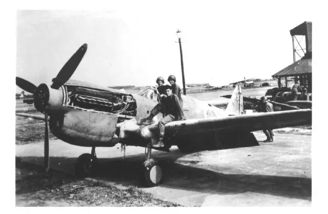 Japonya'da test edilmiştir. Savaşçı Curtiss P-40E Warhawk