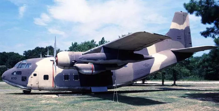 Pesawat transportasi militer C-123. USA