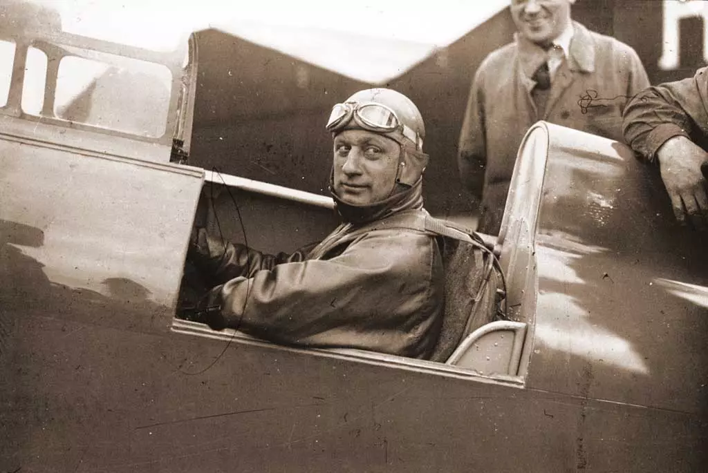 Piloot Raymond Delmott (in de C.460 cockpit) - Eerste Wereldoorlog aas en luchtracer