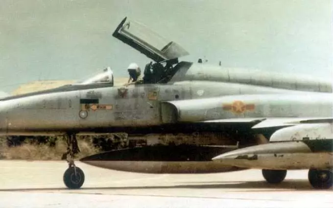 Ittestjat fl-USSR. Trophies Vjetnamiż Parti 2 Testijiet ta 'Attakk Attakk tad-Dawl A-37B Dragonfly u F-5e Tiger II Fighter