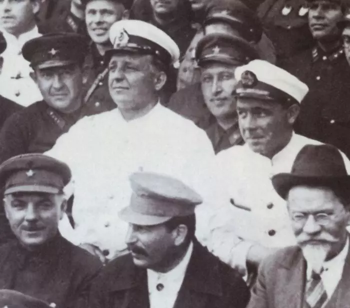 R.A. Muklevich (mặc áo khoác trắng, sau lưng Stalin) giữa các đại biểu của lục quân và hải quân tại Đại hội 16 của CPSU (b) năm 1930. Nguồn: tsushima.su