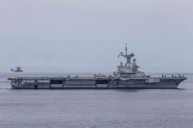 The new French aircraft carrier begins to comply