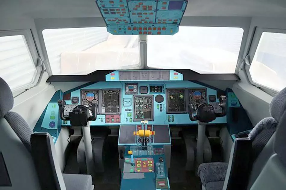在機艙內IL-112