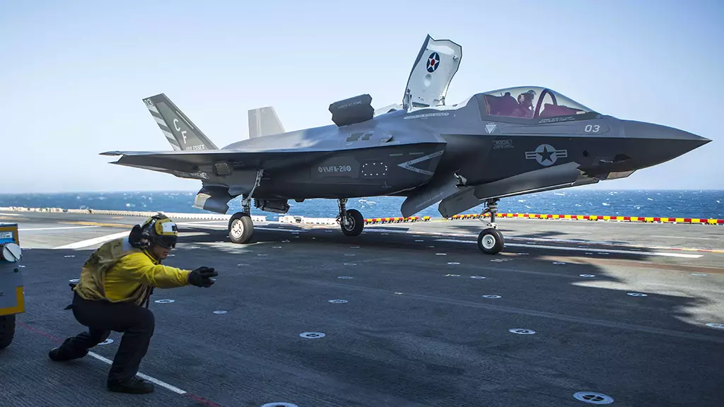 INDIAN OCEAN - U.S. Navy Sailor Petty Officer 3rd Class Alexander Turla, an airman with the Essex Amphibious Ready Group (ARG), launches an F-35B Lightning II from Marine Fighter Attack Squadron 211, 13th Marine Expeditionary Unit (MEU), aboard the Wasp-class amphibious assault ship USS Essex (LHD 2), September 3, 2018. The Essex is the flagship for the Essex ARG and, with the embarked 13th MEU, is deployed to the US 5th Fleet area of ​​operations in support of naval operations to ensure maritime stability and security in the Central Region, connecting the Mediterranean and the Pacific through the western Indian Ocean and three strategic choke points. (U.S. Marine Corps photo by Cpl. A. J. Van Fredenberg / Released)