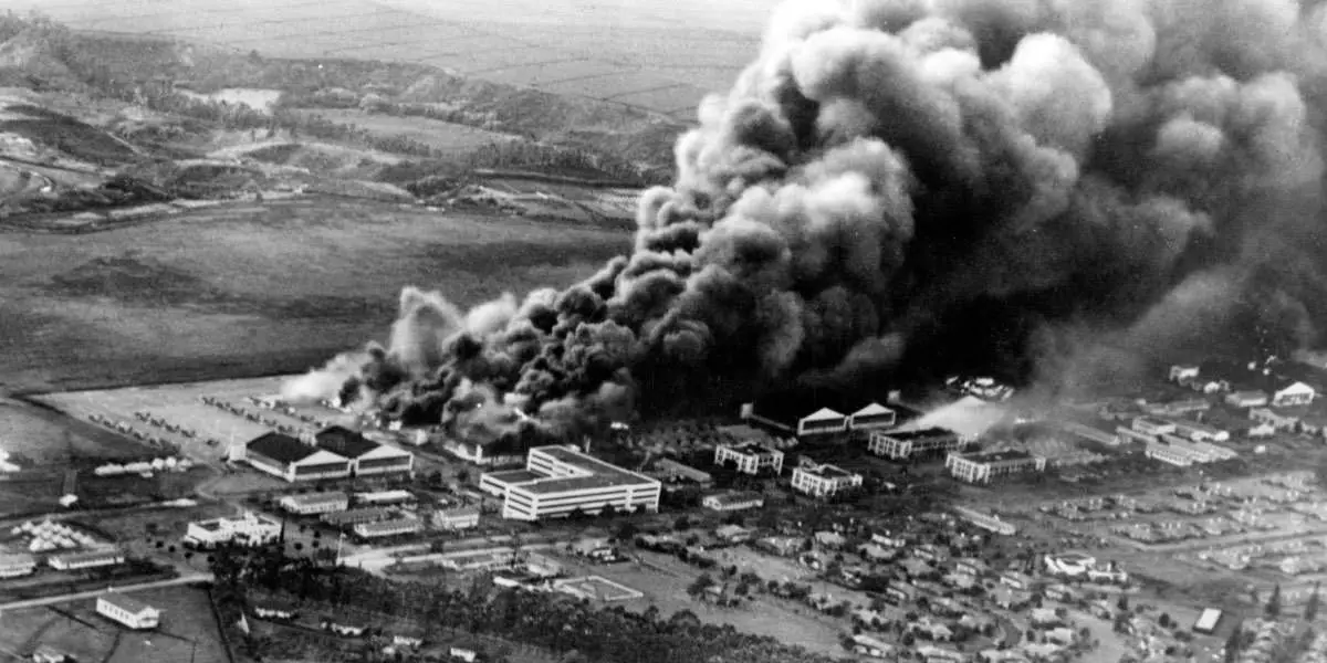 जलाउने सेना एयर बेस जलिरहेको फसल-फिल्ड। यो OHU टापुमा छ एक छ सैन्य एयरफिल्डहरू मध्ये एक थियो