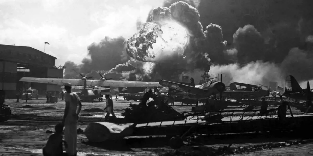 Burning Fleet Air Base op Ford Island, Pearl Harbor