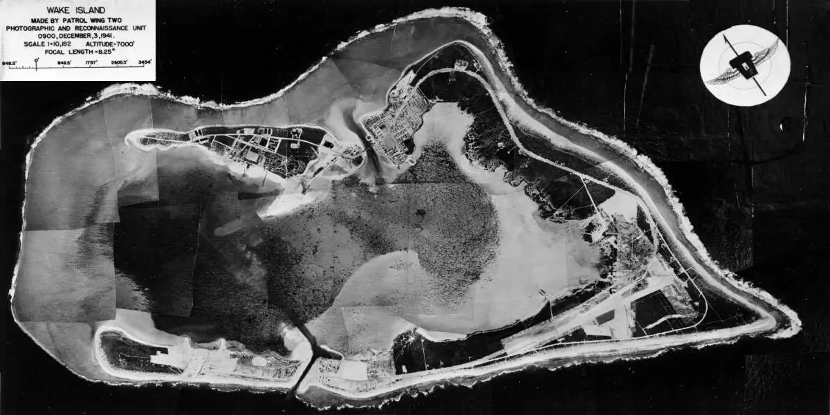 Vista aérea do Atoll Wake cinco dias antes do início da guerra. Aeródromo - no canto inferior direito