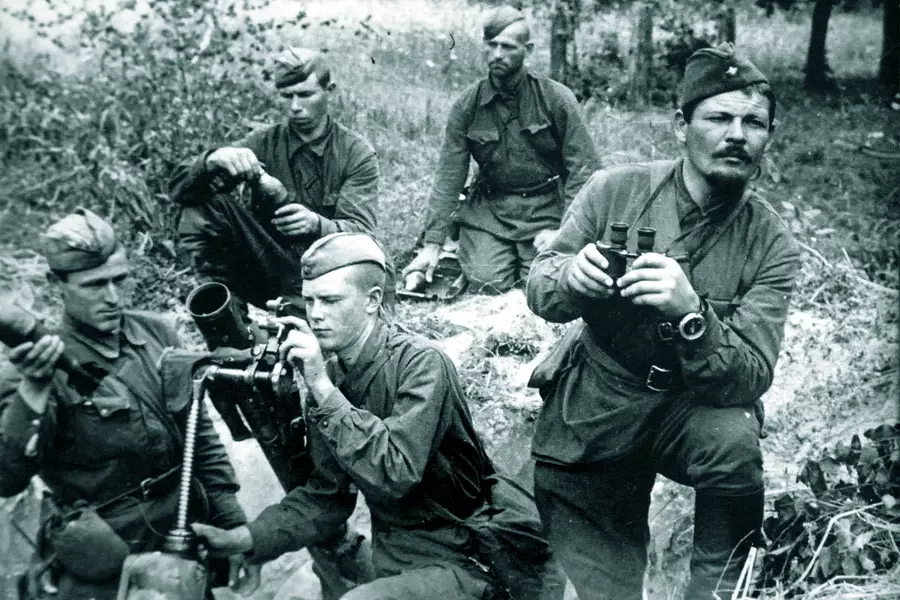 Berekening bereidt zich voor op Battle 82-mm Battalion Mortar BM-37, augustus 1941