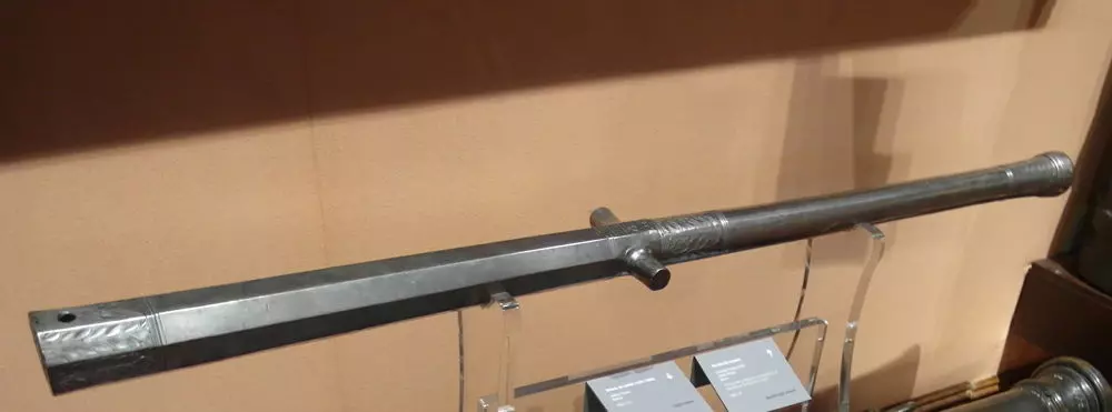 西班牙小口径枪 - 1957年的“Sacabuche”，其实 - 沉重的Gakovenica。饼干的躯干，长度为1.393米，口径35毫米。 Wikimedia Commons.