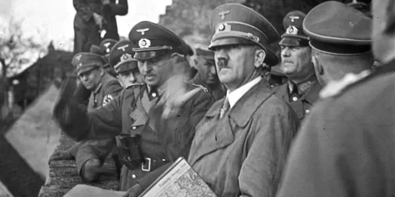 Hitler en syn generaals ynspektearje de fersterkingen fan 'e "Westlike Muorre"