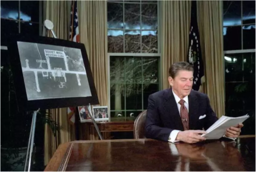 Purezidenti Ronald Reagan amasangalatsa mtunduwo kuti anene za chitetezo chake, Marichi 23, 1983. Mpaka