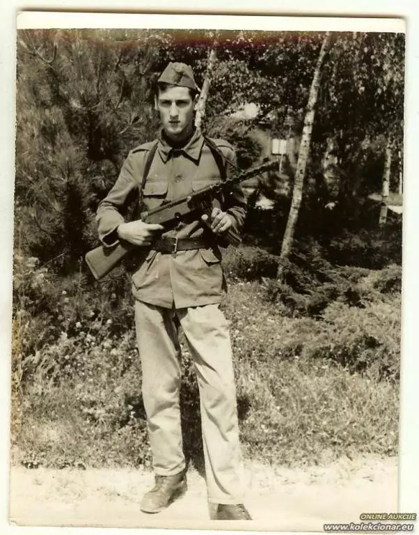 Pejuang tentara Yugoslav dengan M49.