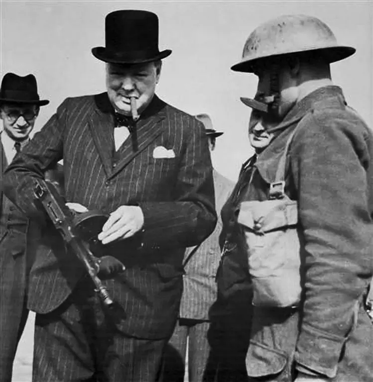 Grianghraf Winston Churchill le sampla gunna meaisín thompson 1928 i lámha.