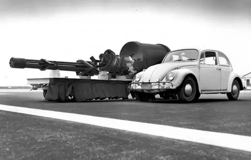 GAU-8 / A VOLKSWAGEN BEETLE'in yanında