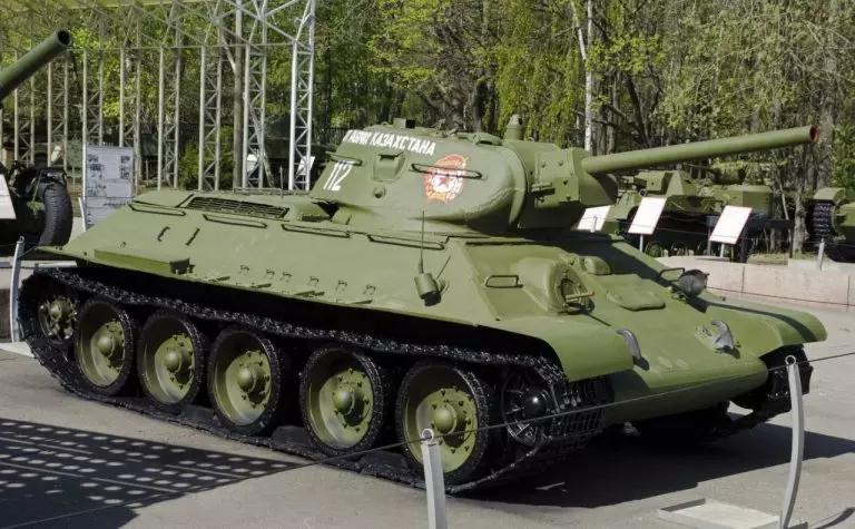 Kāpēc T-34 zaudēja PZKPFW III, bet ieguva 